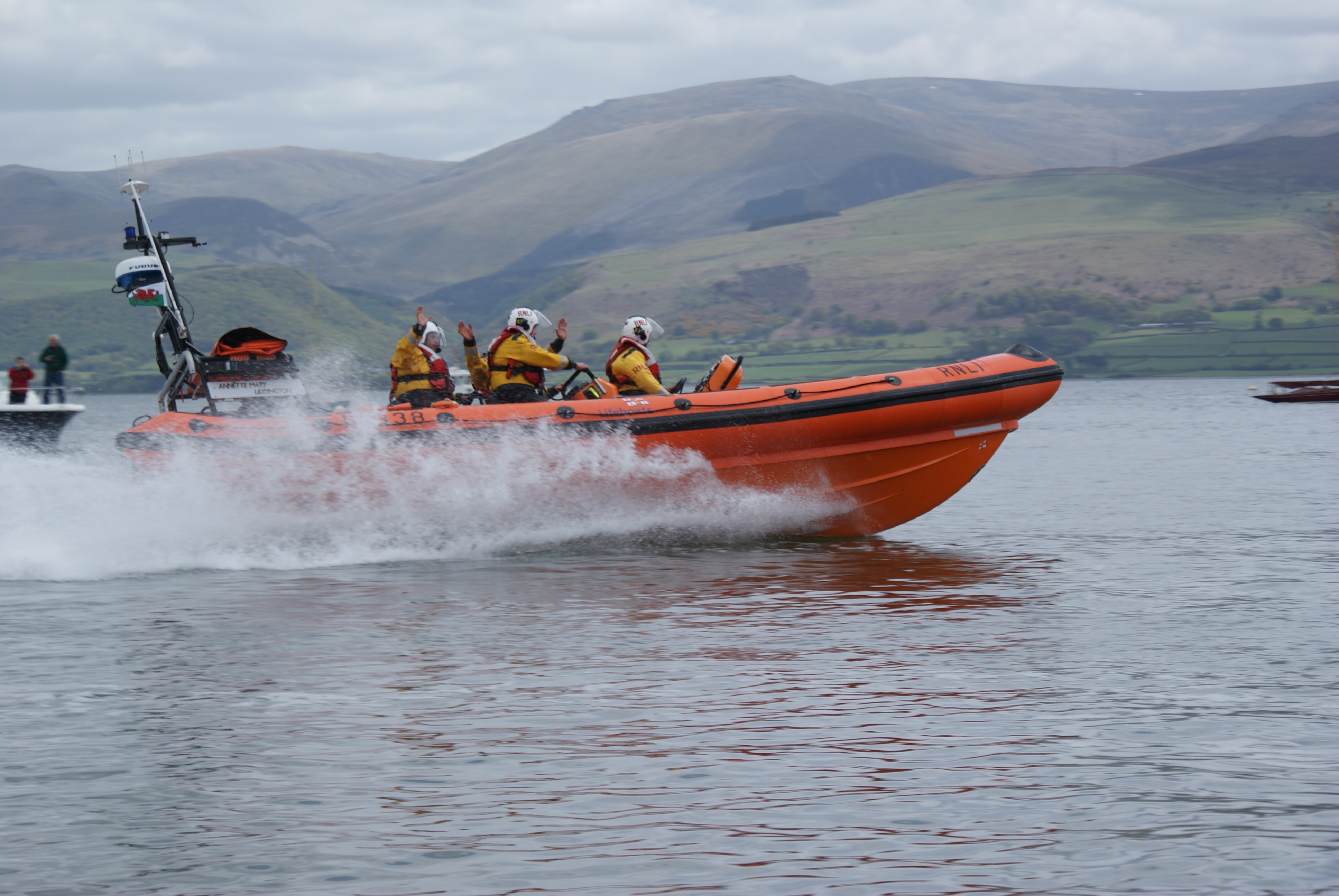 Beaumaris lifeboat launched to vessel broken down vessel near Plas ...