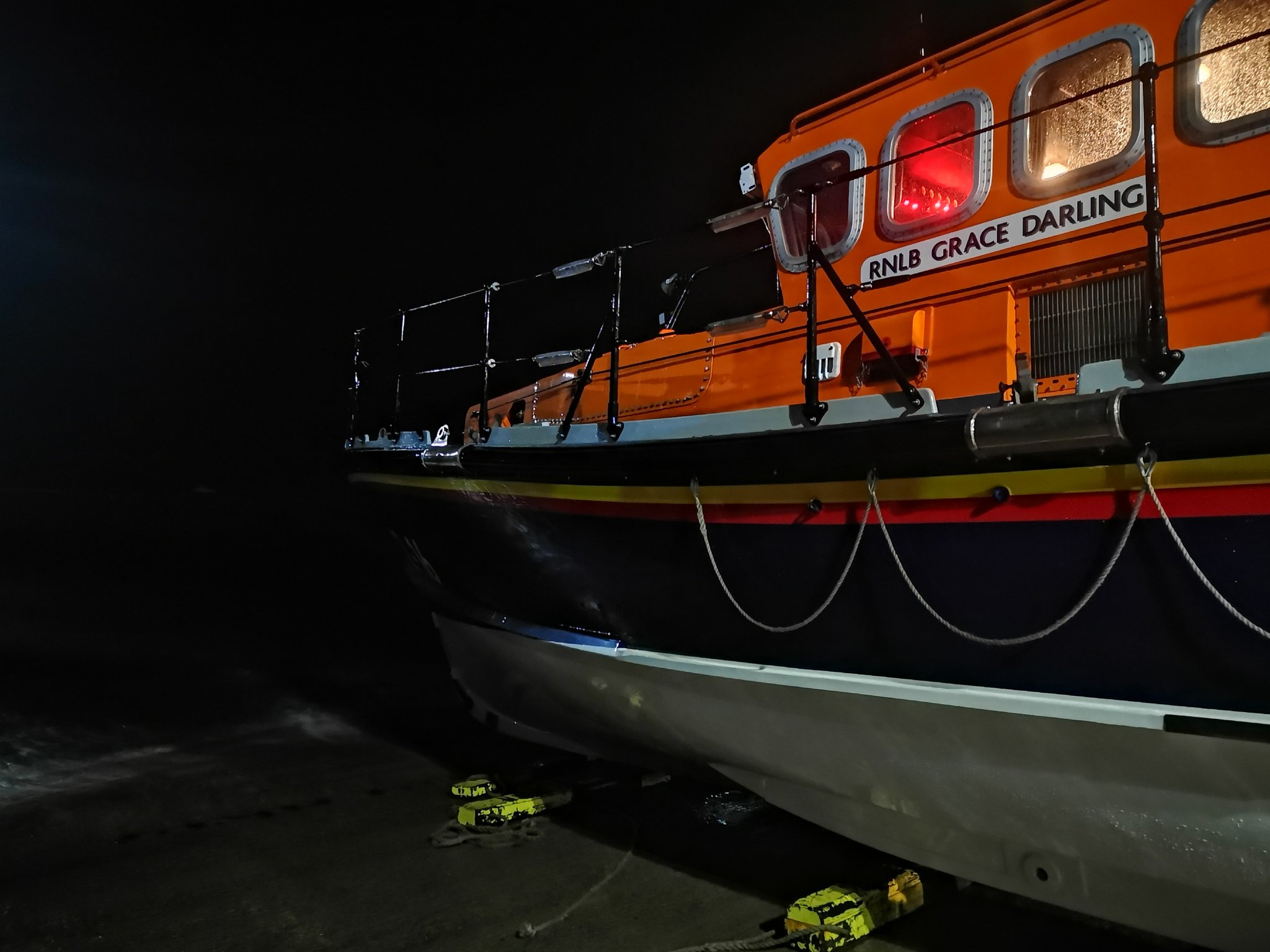 Seahouses crew battle Force 7 winds in night rescue | RNLI
