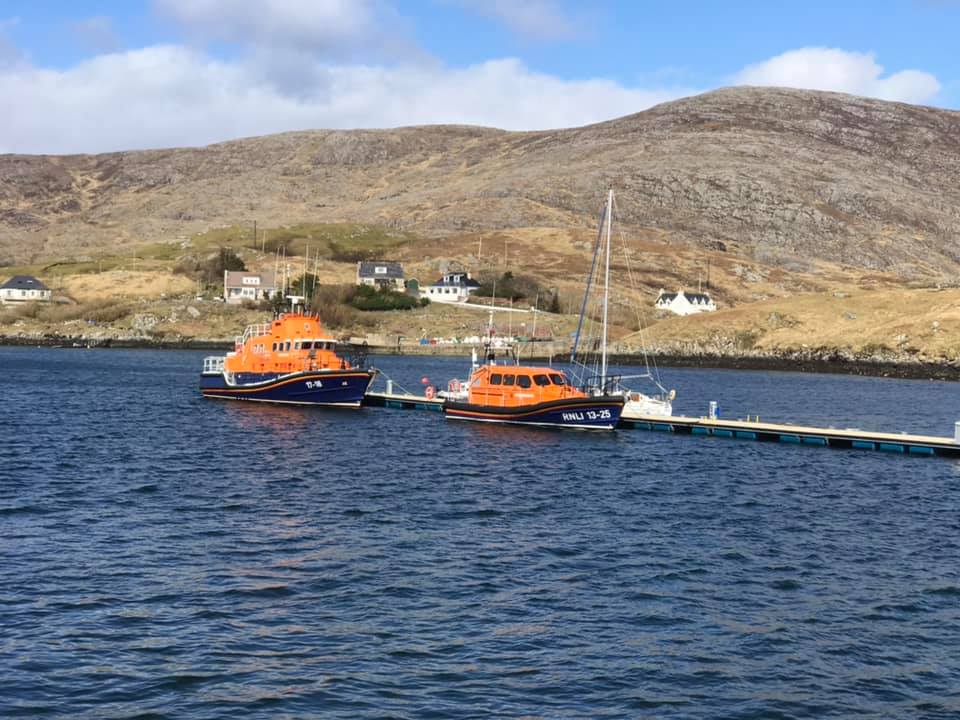 Leverburgh RNLI Lifeboat aids grounded fishing vessel. | RNLI