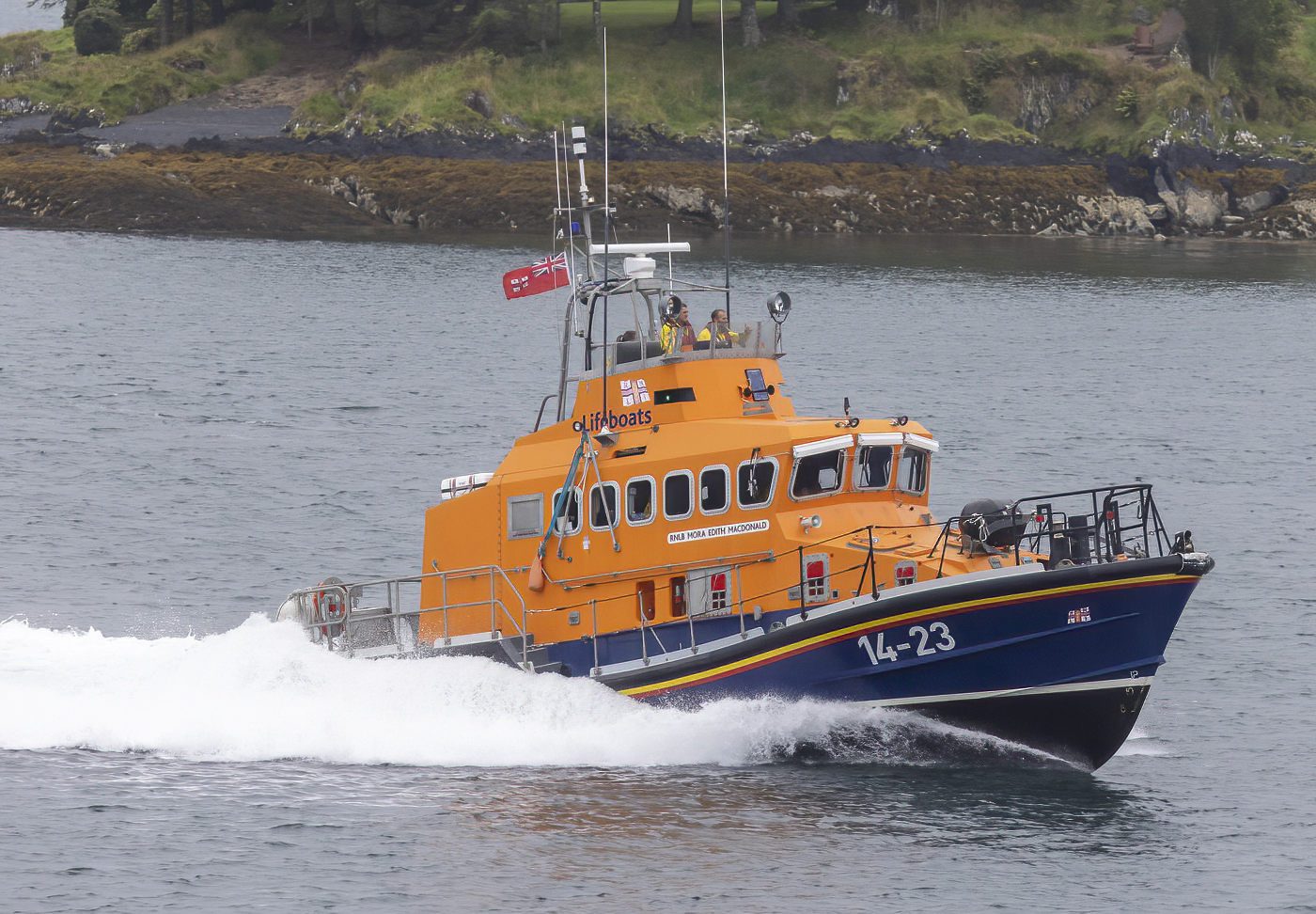Oban RNLI watch and wait for grounded yacht | RNLI