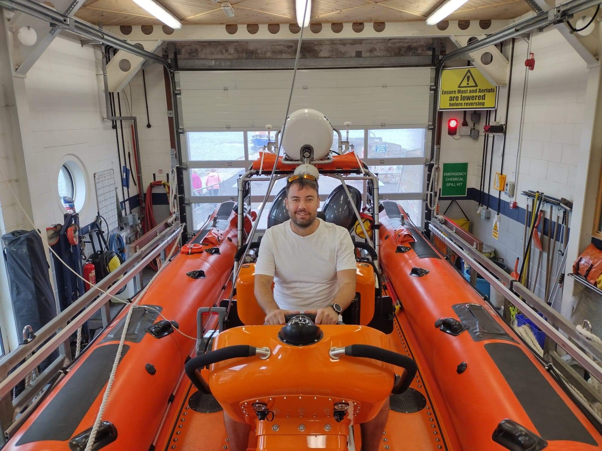 Queensferry RNLI volunteers cheer on local marathon man | RNLI