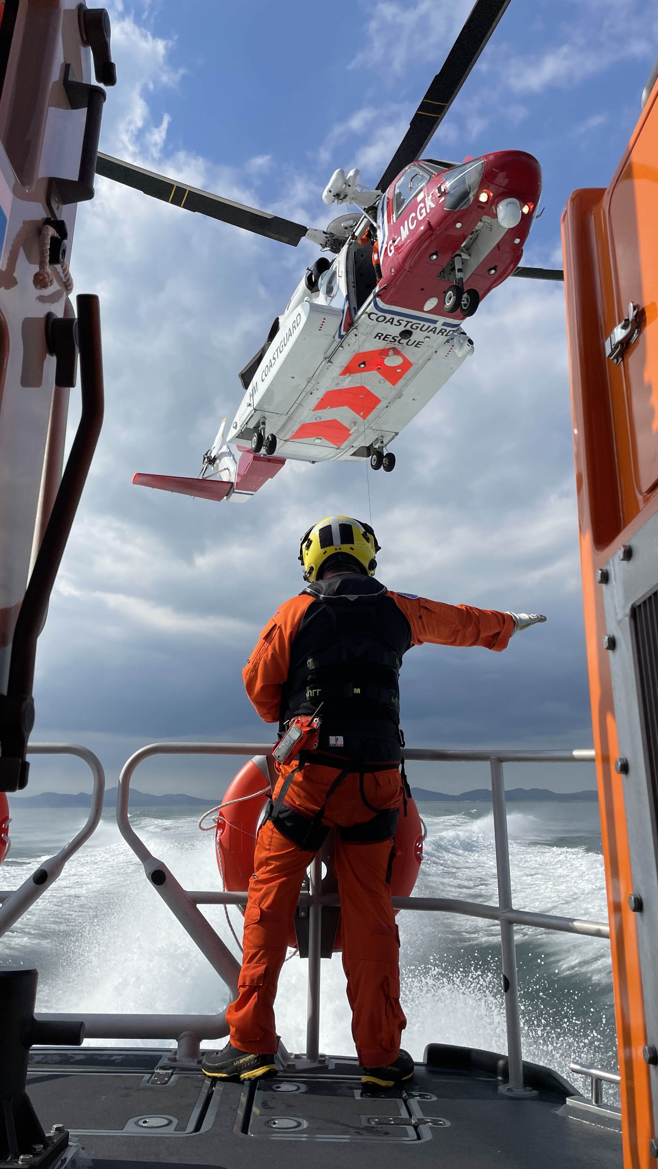 Pwllheli RNLI Shannon lifeboat conducts helicopter exercise | RNLI