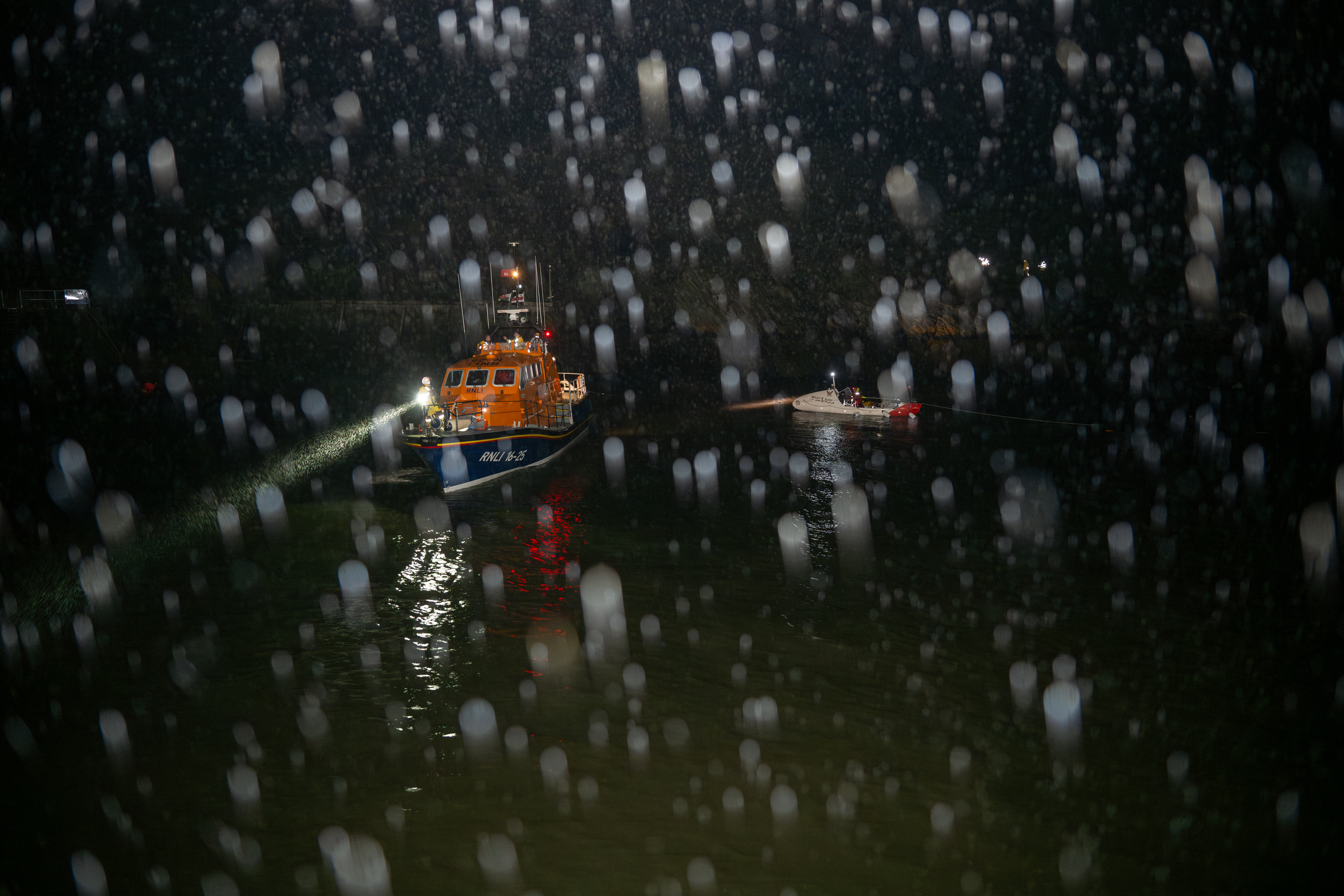 RNLI Moelfre Lifeboat Launched in Heavy Sea to Assist Charity Rowers ...