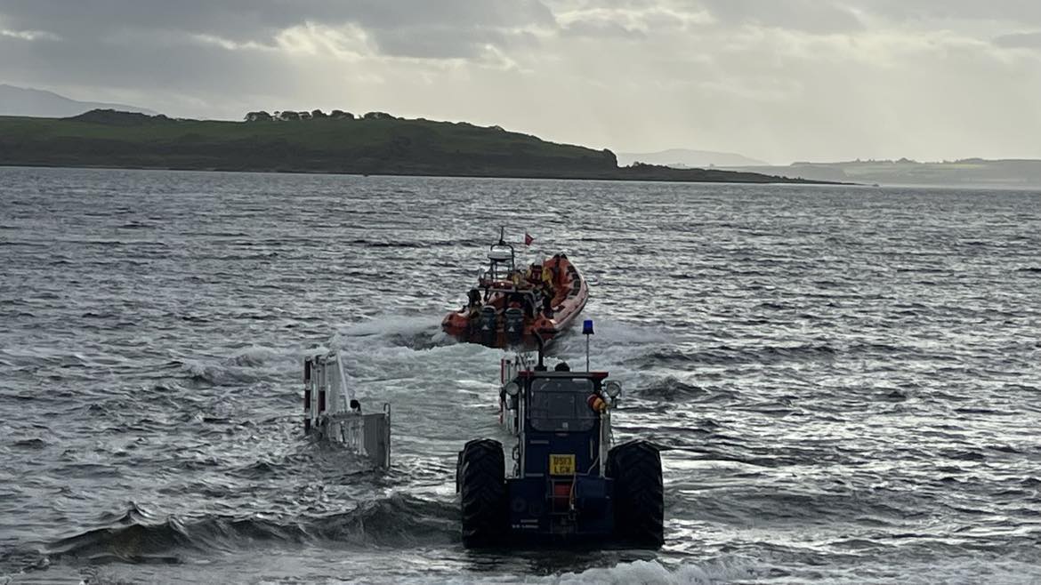 Largs RNLI volunteers rescue four people | RNLI
