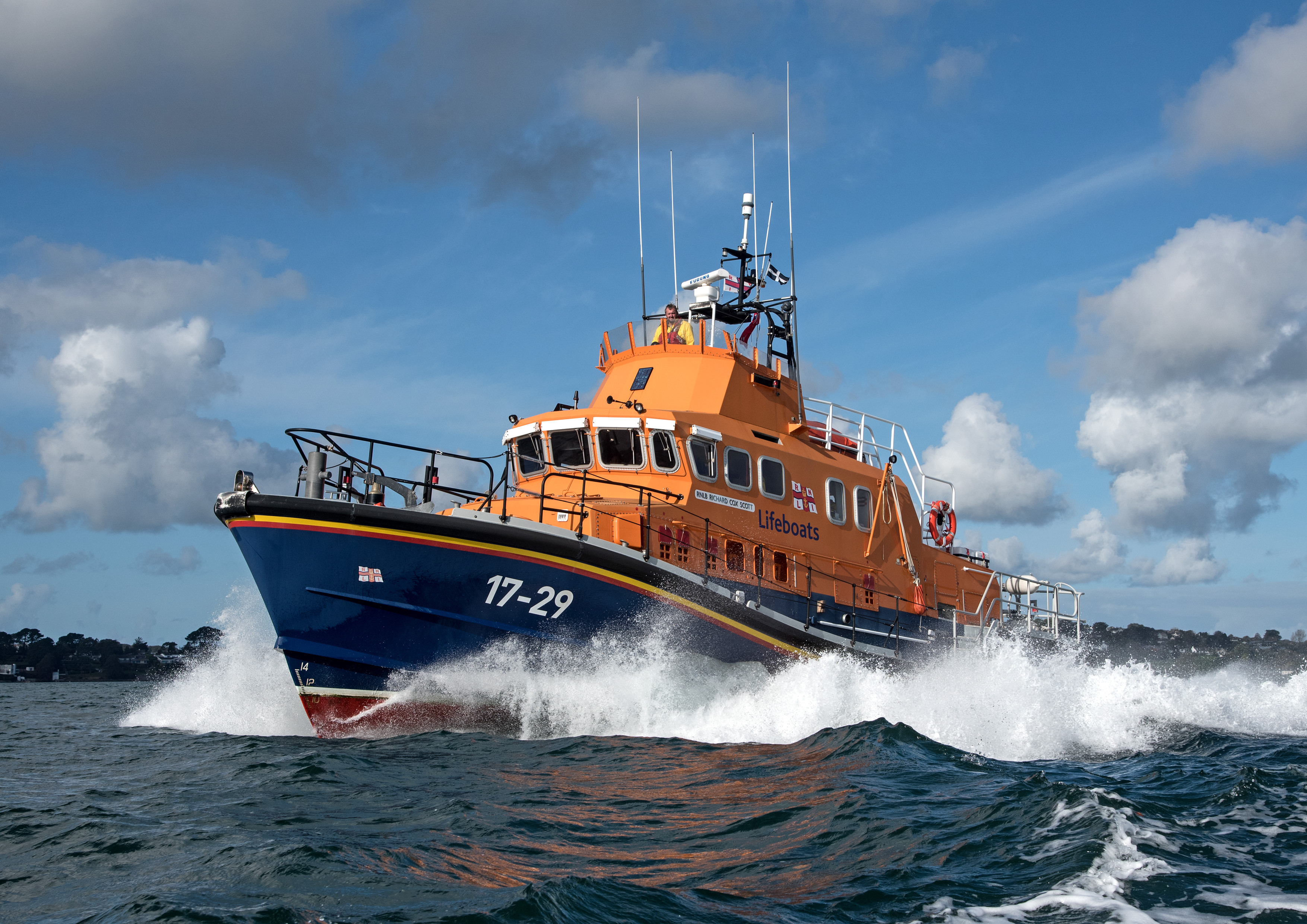 Falmouth RNLI volunteer crew launch to assist yacht during Storm ...