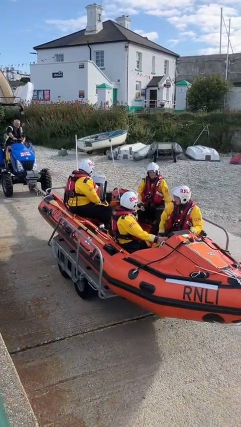 Holyhead D-class Crew Assist Lone Kayaker | RNLI