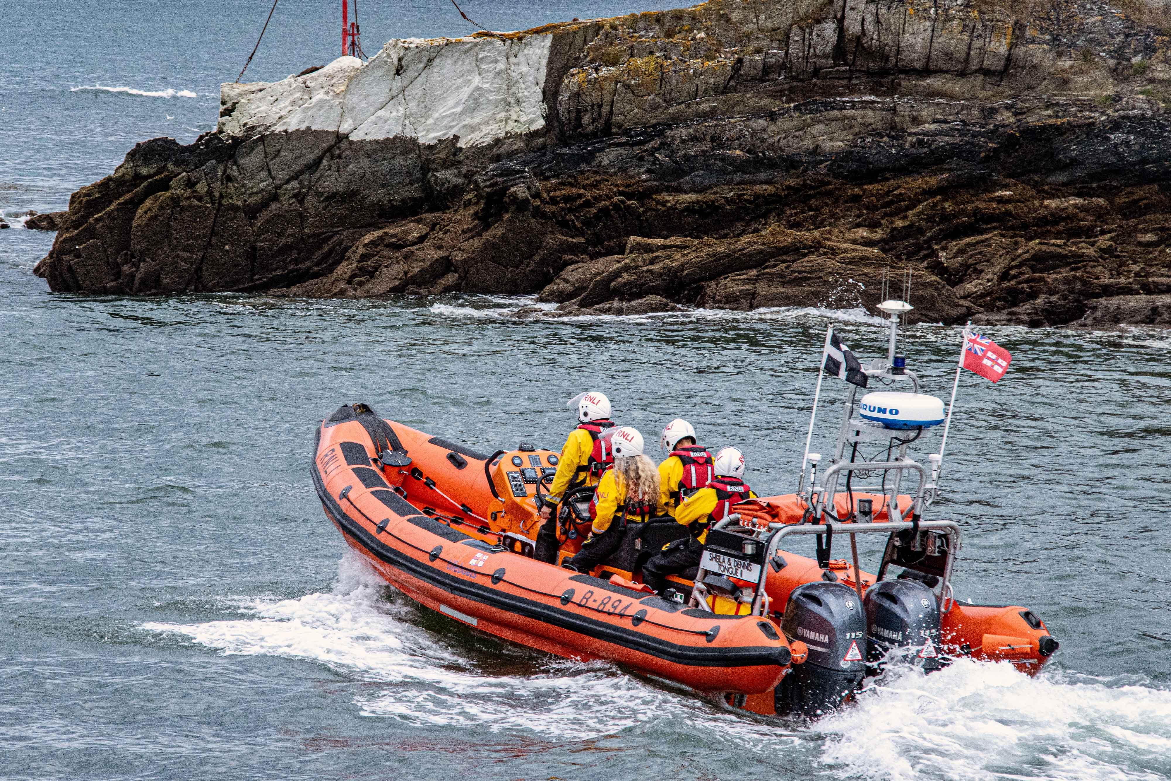 Looe RNLI crew rescue 2 persons in the water after jet ski breaks down ...