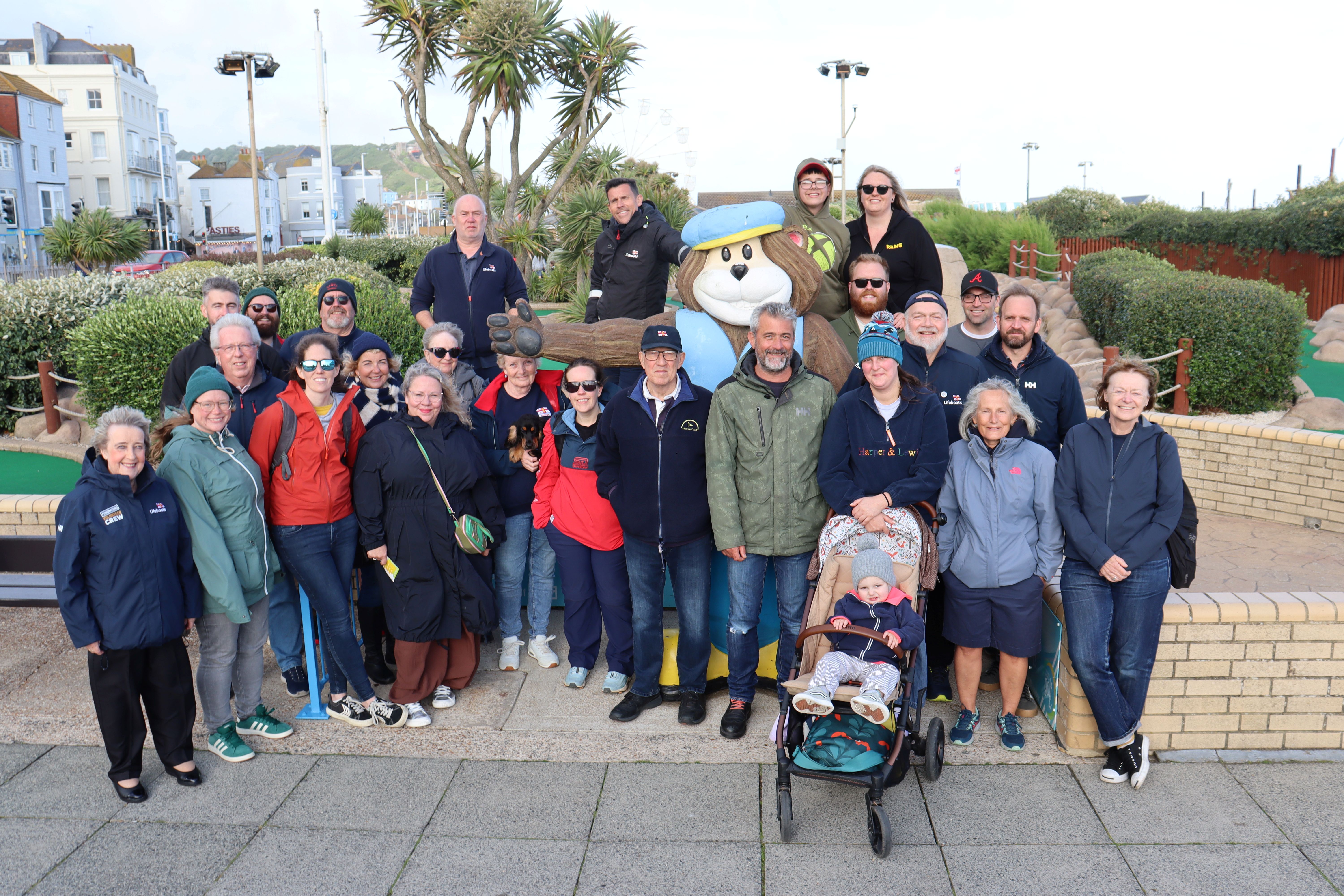 Lifesaving charity volunteers raise funds for another local charity | RNLI