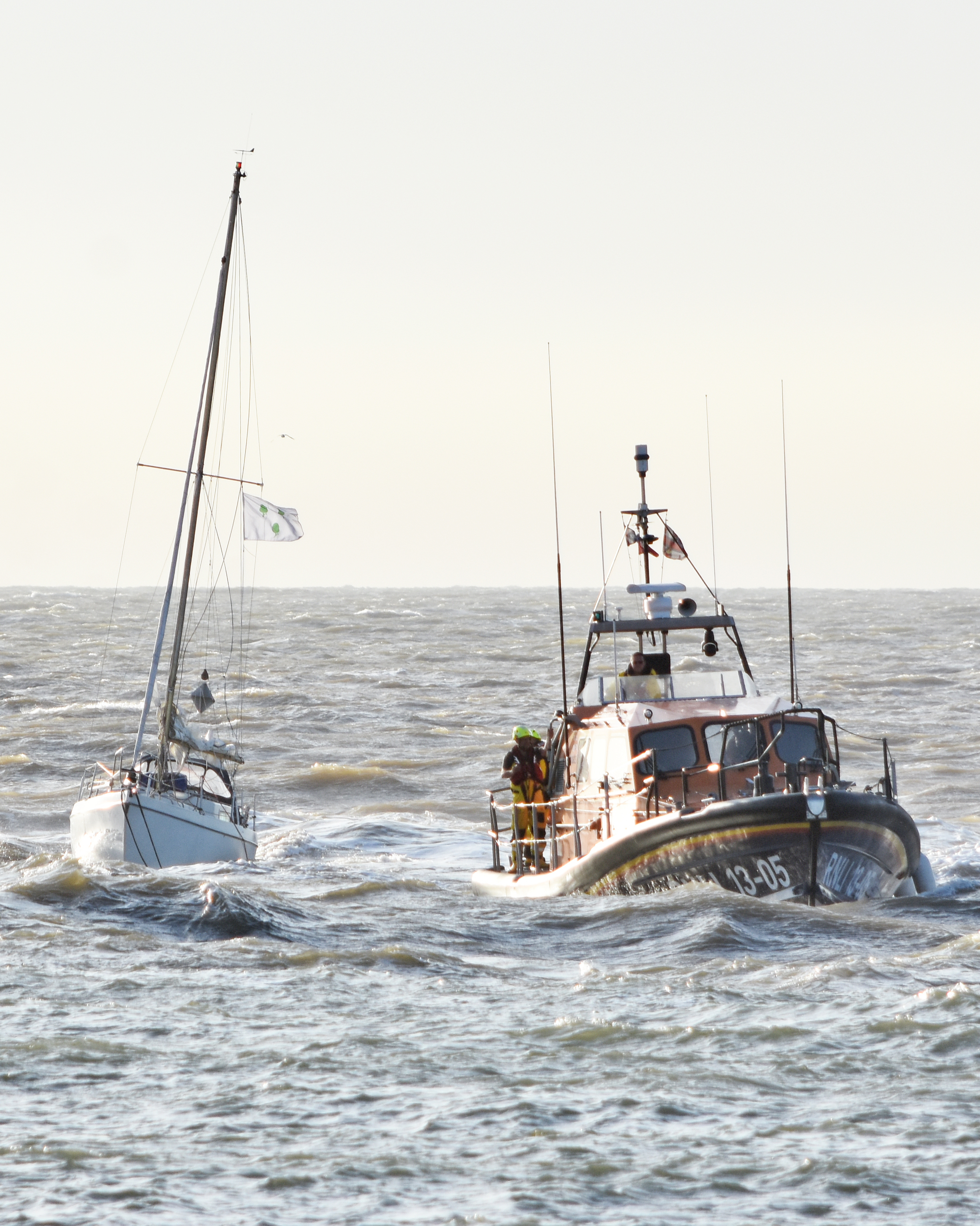 Lowestoft RNLI Lifeboat called to Dutch yacht with rope around ...
